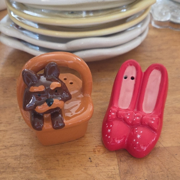 Wizard Of Oz | Kitchen | Ceramic Wizard Of Oz Salt And Pepper Shakers | Poshmark